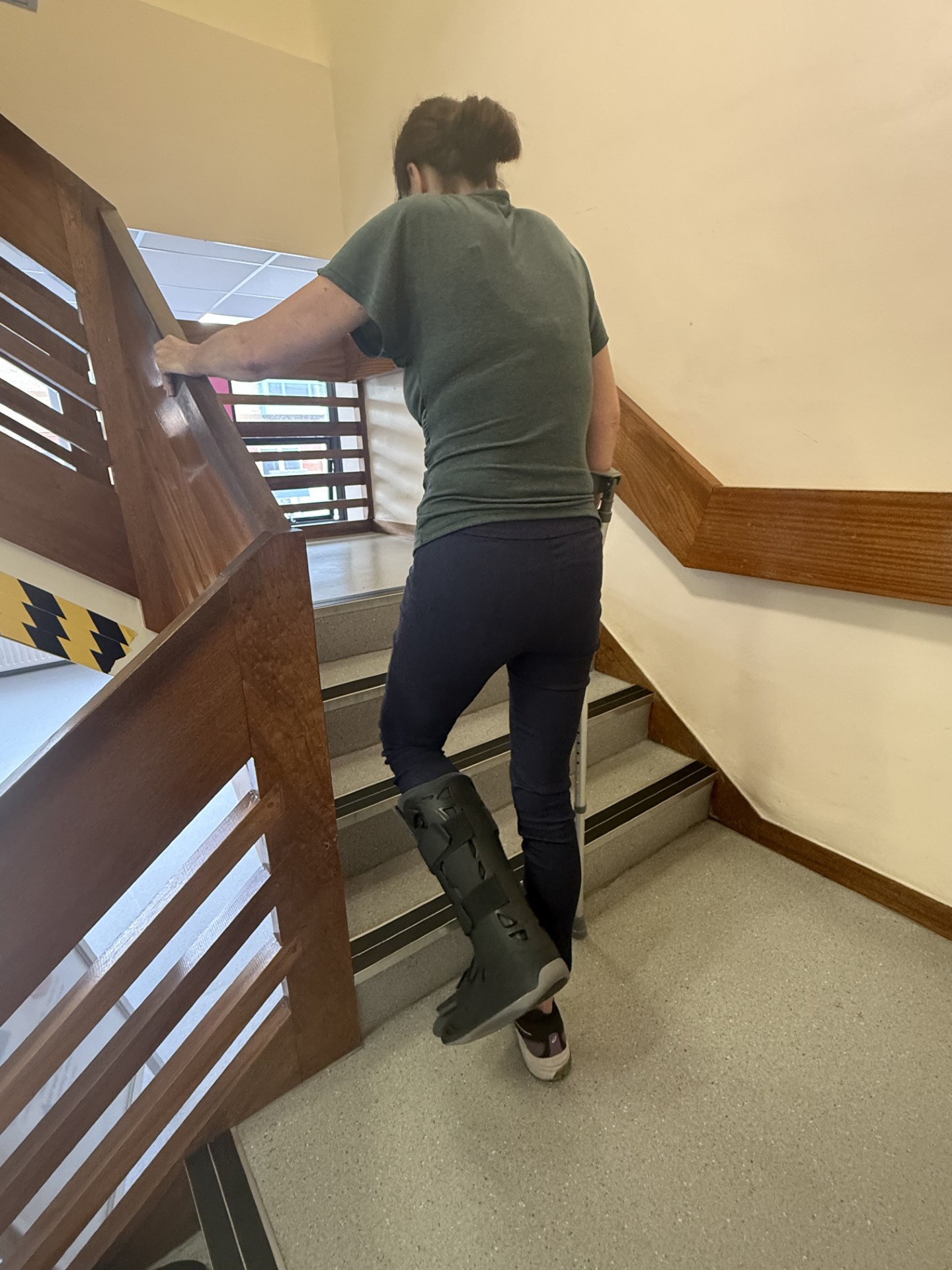 Managing the stairs (Non-Weight Bearing) - University Hospitals Sussex ...